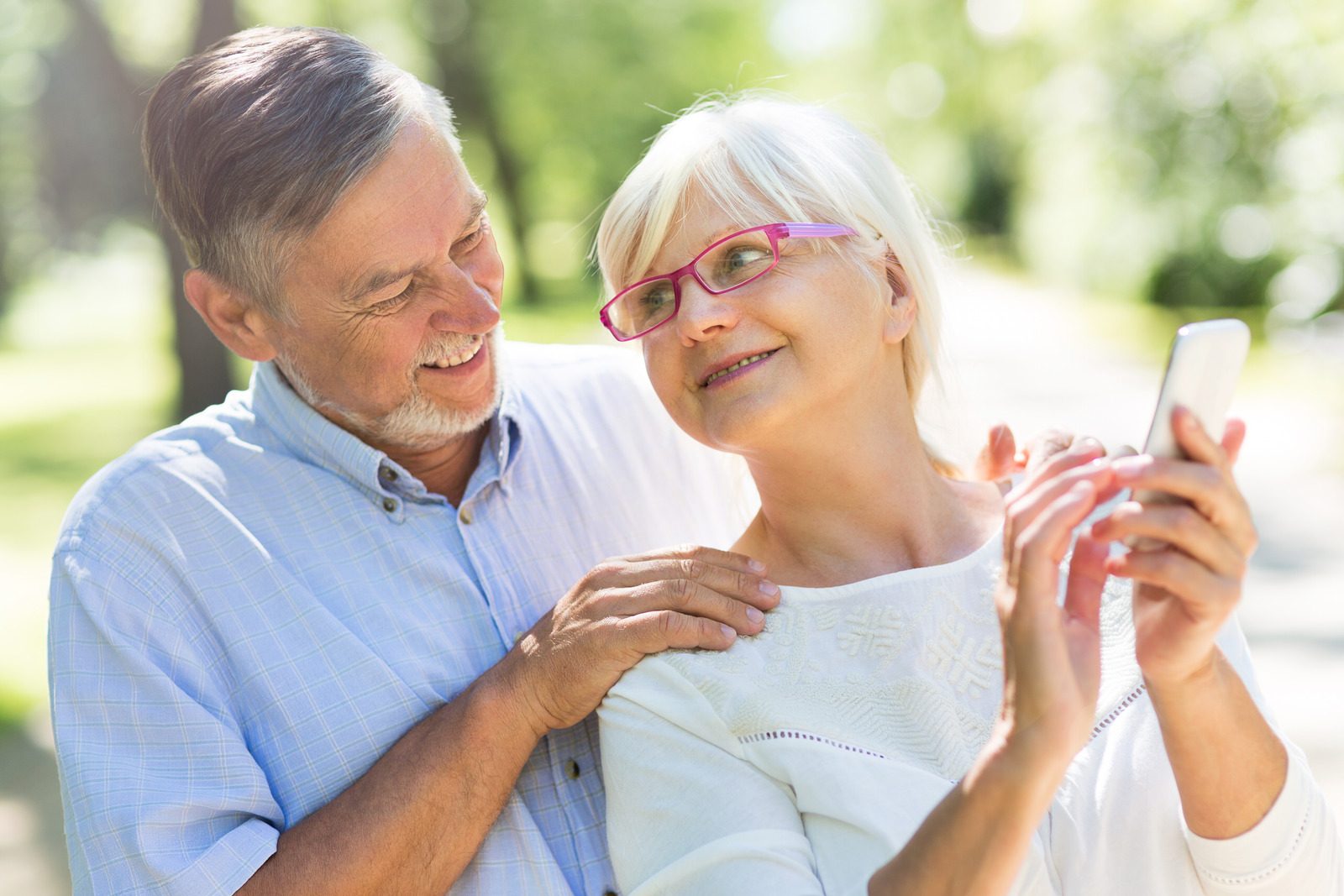 Keeping Senior Loved Ones Connected - 5 Best Communication Apps for Seniors